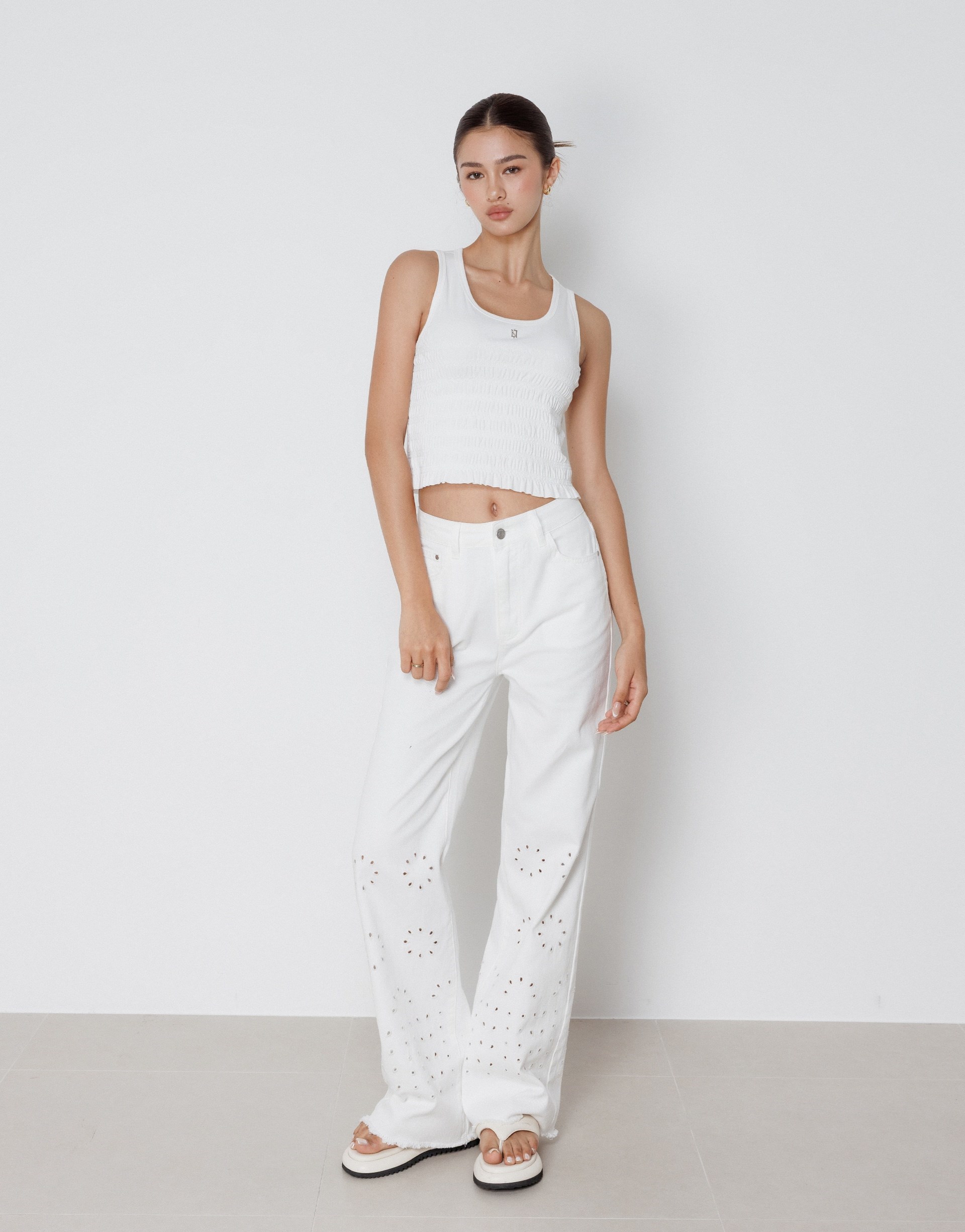 質感簍空雕花牛仔褲(ME.) ｜ Mercci22 打造多元質感穿搭